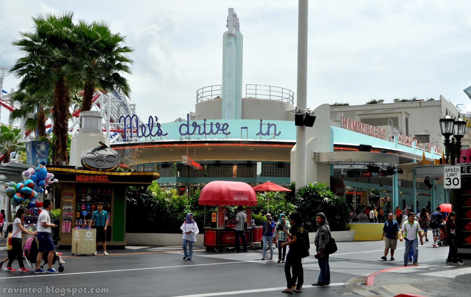 Entree Kibbles: Biggie Chilli Burger @ Mel's Drive-In [Universal ...